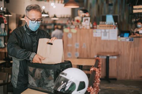 사이드 허슬 아시아 중국 노인 배달 픽업 테이크 아웃 음식 및 카페에서 열 가방 안에 넣어 부업에 대한 스톡 사진 및 기타 이미지 부업 레스토랑 45 49세 Istock