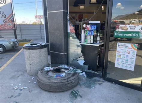 Llanta sale volando de tráiler causa daños a tienda y lesiona a