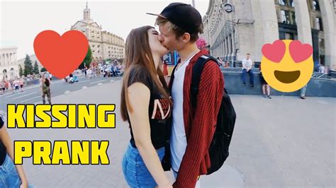 Kissing Prank РАЗВОД ДЕВУШЕК НА ПОЦЕЛУЙ С ПОМОЩЬЮ ФОКУСА РЕАКЦИИ