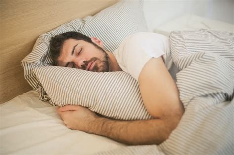 Pelado Entenda por que dormir sem roupa faz bem para a saúde Folha PE