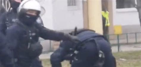 Protest rolników Poseł bity pałką przez policjanta WIDEO Fronda pl