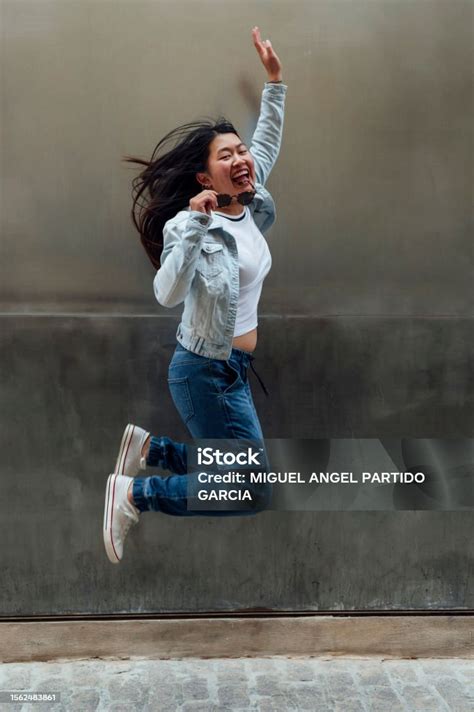 행복 한 활기찬 아시아 여자 공중에서 점프 20 24세에 대한 스톡 사진 및 기타 이미지 20 24세 가득 찬 갈색 머리