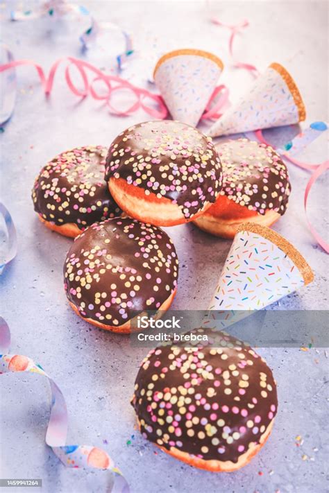 카니발과 파티를위한 초콜릿 베를린 과자 독일 Krapfen 또는 깃발과 색종이가있는 도넛 도넛에 대한 스톡 사진 및 기타 이미지 도넛 사육제 Fasching Istock