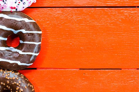 빨간 나무 테이블에 화려한 도넛 달콤한 착빙 설탕 음식 유약 뿌리 초콜릿 프로스팅도 복사 공간이 있는 맨 위 보기 0명에 대한 스톡 사진 및 기타 이미지 Istock