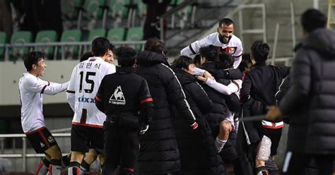 추가골 넣고 기뻐하는 Fc 서울 [사진]