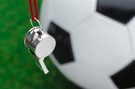 Bola De Futebol Com Apito Foto Premium