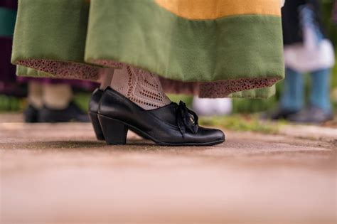 Женщина в традиционной одежде вид сбоку Бесплатно Фото