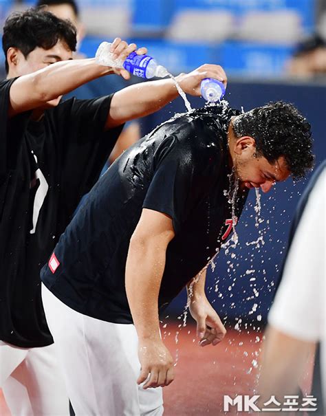 산체스 ‘kbo 데뷔전에서 승리 거두고 짜릿한 물세례 Mk포토 매일경제