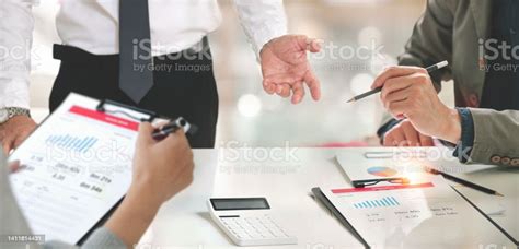 조언을하고 사무실에서 비즈니스 투자 재무 및 미래 계획 거래를하는 비즈니스 사람들 3 명에 대한 스톡 사진 및 기타 이미지 3 명 개발 경영자 Istock