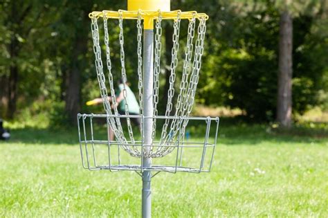 Premium Photo Disc Golf Player Throwing A Flying Disc In The Park