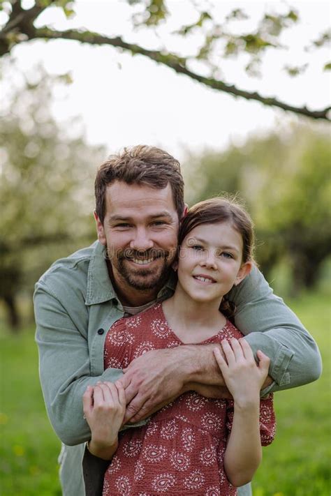 Padre Abrazando A Su Hija En La Naturaleza De Primavera Concepto De