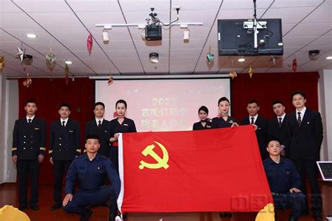 东航空勤青年：庆生百岁老人 传承红色基因 中国民航网