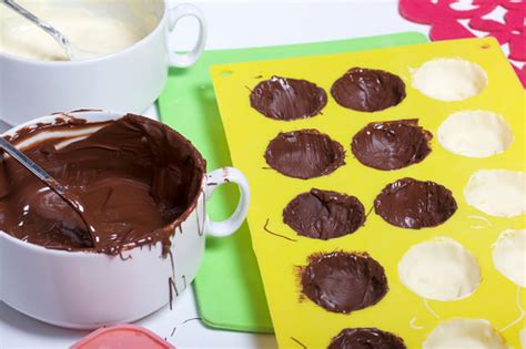 녹 인된 화이트와 블랙 초콜릿 흰 컵에 근처 실리콘 몰드 초콜릿 얼룩져 가리기에 대한 스톡 사진 및 기타 이미지 가리기 갈색 검은색 Istock