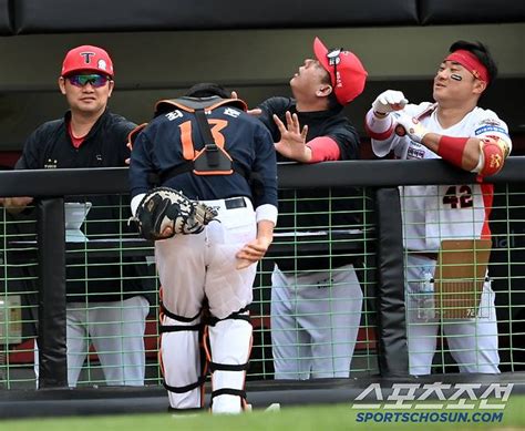 코치님 감사합니다 꾸벅 상대 포수 다칠라 미리 손짓한 Kia 벤치 고마움에 폴더 인사 한 최재훈 광주 현장