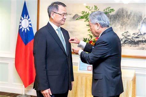疫情時助民眾包機返國 馬來西亞台商獲外交獎章 新聞 Rti 中央廣播電臺