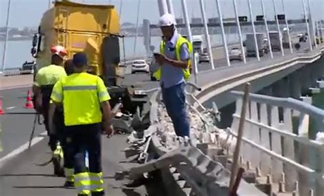 Despiste de camião fruta condiciona trânsito na Ponte Vasco da Gama