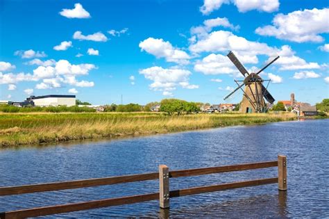 네덜란드의 Kinderdijk 마에서 유명한 풍차입니다 프리미엄 사진