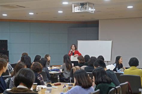 「책 읽어 주세요」 운영자 워크숍 2일차로 책 읽어주기 실습에 관한 강의가 진행되었습니다 이미향 Jg 마중물 교육원장님과