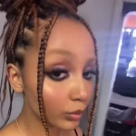 Pin By 𝐙𝐀𝐈𝐍𝐀𝐁 ⭑ᐟ On Pinkpantheress ౨ৎ Favorite Celebrities