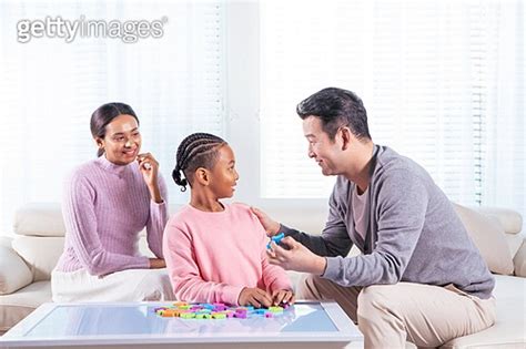 사람 실내 스튜디오촬영 소파 거실 가족 앉기 흑인 한국인 여러민족 인종 다문화가족 가족 교육 주제