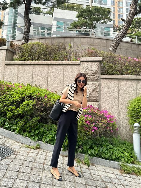 르꼬르망 이번주 금요 의류데이도 두바이에서 입었던 의류들이 계~속 옵니다 ️ 1️⃣소매가 특별한 스트라이프티셔츠 꼭 셔츠와 레이어드 해서 입은것 같은 스트라이프티는