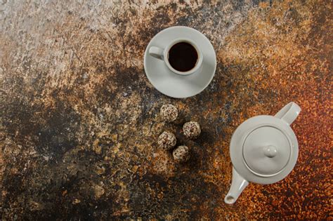 화이트 컵 블랙 커피와 커피 배경 회색 돌의 곡물 위에서 볼 수 있습니다 텍스트에 대 한 장소입니다 0명에 대한 스톡 사진 및 기타 이미지 Istock