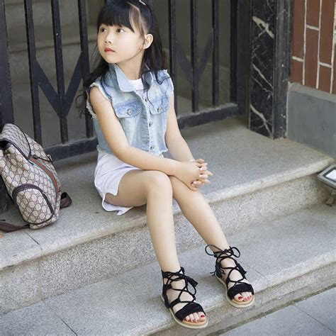 凉鞋小女孩袜子 凉鞋小女孩 白袜 伤感说说吧