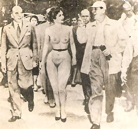 Escoltada Por Perón Y Una Cámara De Rayos X ¿para Verla Desnuda El