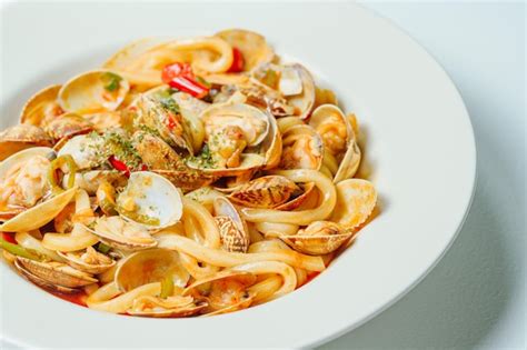 Premium Photo 흰색 그릇에 담긴 매콤하게 맛있는 중국 정통 음식 바지락 마라 볶은면 요리