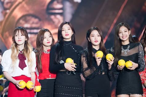 15 Foto Interaksi Seru And Menggemaskan Antara Red Velvet Twice