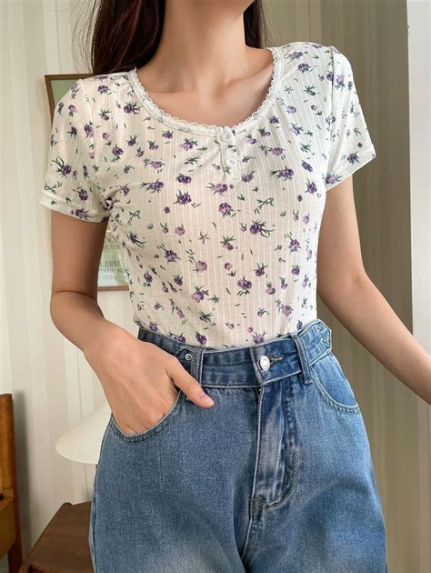 Dazy Ditsy Floral Contrast Lace Half Button Tee Tops Modernos Topos