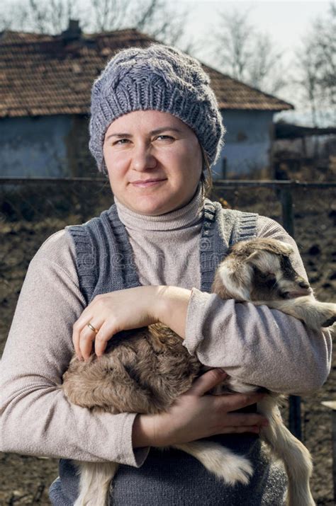 白色高清图片 女人拥抱着一个刺。 女人拥抱着一个刺。图片免费下载 5127686924 千图网pro