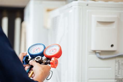 에어컨 기술자 및 새로운 에어컨을 설치 하는 준비의 일부 개인 장식품에 대한 스톡 사진 및 기타 이미지 개인 장식품 검사 보기 계기판 측정기 Istock
