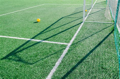 화창한 날에 인공 잔디 흰색 라인과 축구 목표 잔디에 노란색 공 0명에 대한 스톡 사진 및 기타 이미지 0명 경기장 경쟁 Istock