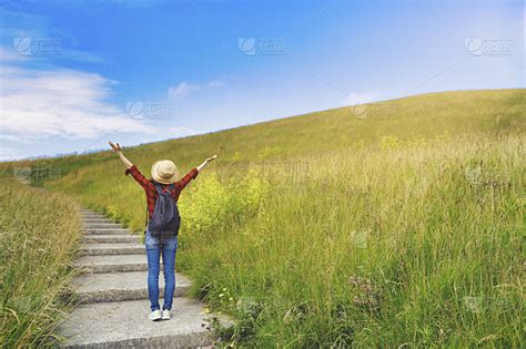 一个女人举起她的手指向天空
