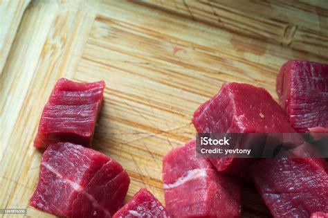 나무 도마 클로즈업에 슬라이스 생 로스트 쇠고기 고기 의 큐브 로스트 비프에 대한 스톡 사진 및 기타 이미지 로스트 비프 0명 고기 Istock
