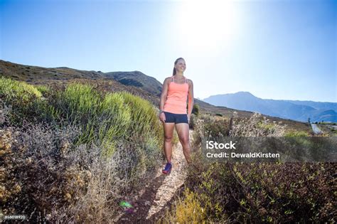 여성 Triathlete 흔적에는 웨스턴 케이프 남아 프리 카 공화국에서 실행 Track And Field Event에 대한