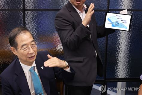 후쿠시마 오염수 방류 현황 보여주는 한덕수 총리 연합뉴스