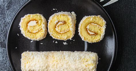 Puha kókuszos piskótatekercs selymes mascarpone kerül bele Receptek