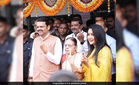 Meet Amruta Fadnavis Banker Singer Wife Of Devendra Fadnavis