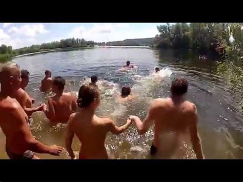 На побережье Ладожского озера десятки людей искупались голыми Подъём