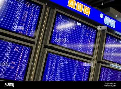 Flugplan Ankunft Und Abreise Angezeigt Auf Bildschirmen Im