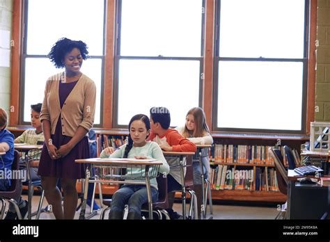 Léducation Lapprentissage Et Les élèves Avec Un Enseignant En Classe