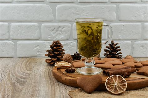 제로 폐기물 개념 새해 나무 트레이에 쿠키가 있는 녹차 한 잔 생강 스타 아니스 콘 레몬 0명에 대한 스톡 사진 및 기타 이미지