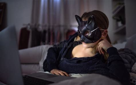 Jovencita Con Máscara De Gato Y Laptop En El Interior Concepto De Citas