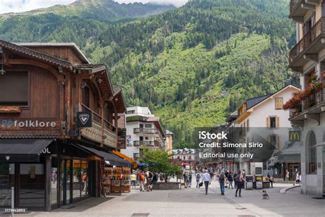 몽블랑 대산괴 기슭에 기차역을 배경으로 한 고산 마을 중앙의 Michel Croz Avenue 샤모니 오트 사부아 오베르뉴 론 알프스 프랑스 거리에 대한 스톡 사진 및 기타