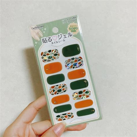 貼るジェルネイル｜セリアの口コミ 超優秀！100均で買えるおすすめネイルシール！こんな本格的な秋っぽジェルネイルが、なんと！！！5分で