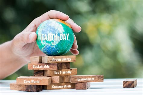 세계 또는 지구의 날 개념을 저장 합니다 편지 예를 들어 지구의 날 녹색 에너지 지속 가능한 환경 친화적 인 보존 환경에 대 한 나무 블록 타워에 모델 글로브 클레이를 들고