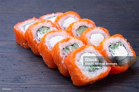 신선한 생 연어 크림 치즈 오이로 만든 필라델피아 마키 스시 전통 일본 음식 흰 배경에 초밥 롤 신선한 연어 필라델피아 치즈