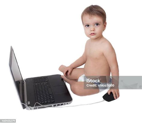 귀여운 아기 게임하기 랩탑 컴퓨터 흰색 바탕에 그림자와 가득 찬에 대한 스톡 사진 및 기타 이미지 가득 찬 귀여운 길이 Istock